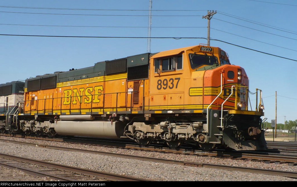 BNSF 8937
